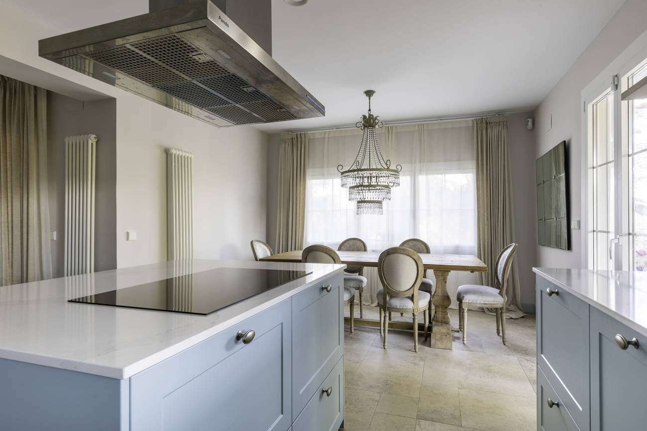 Un proyecto de interiores en la Costa Brava por Eva Cheung