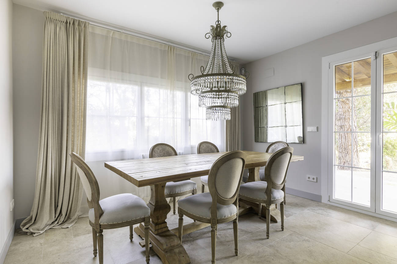 Un proyecto de interiores en la Costa Brava por Eva Cheung